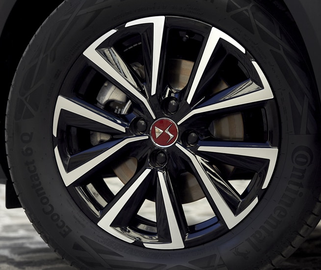 DS 3 PERFORMANCE LINE: 100% električni kompaktni SUV